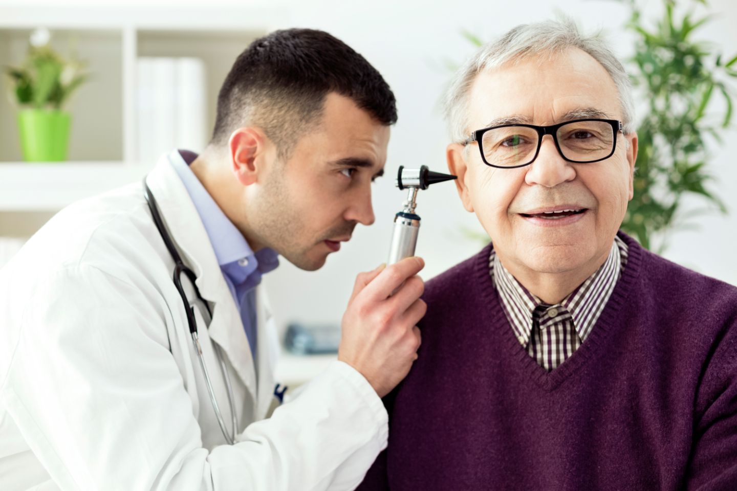 Why do my ears feel clogged? | Miracle-Ear